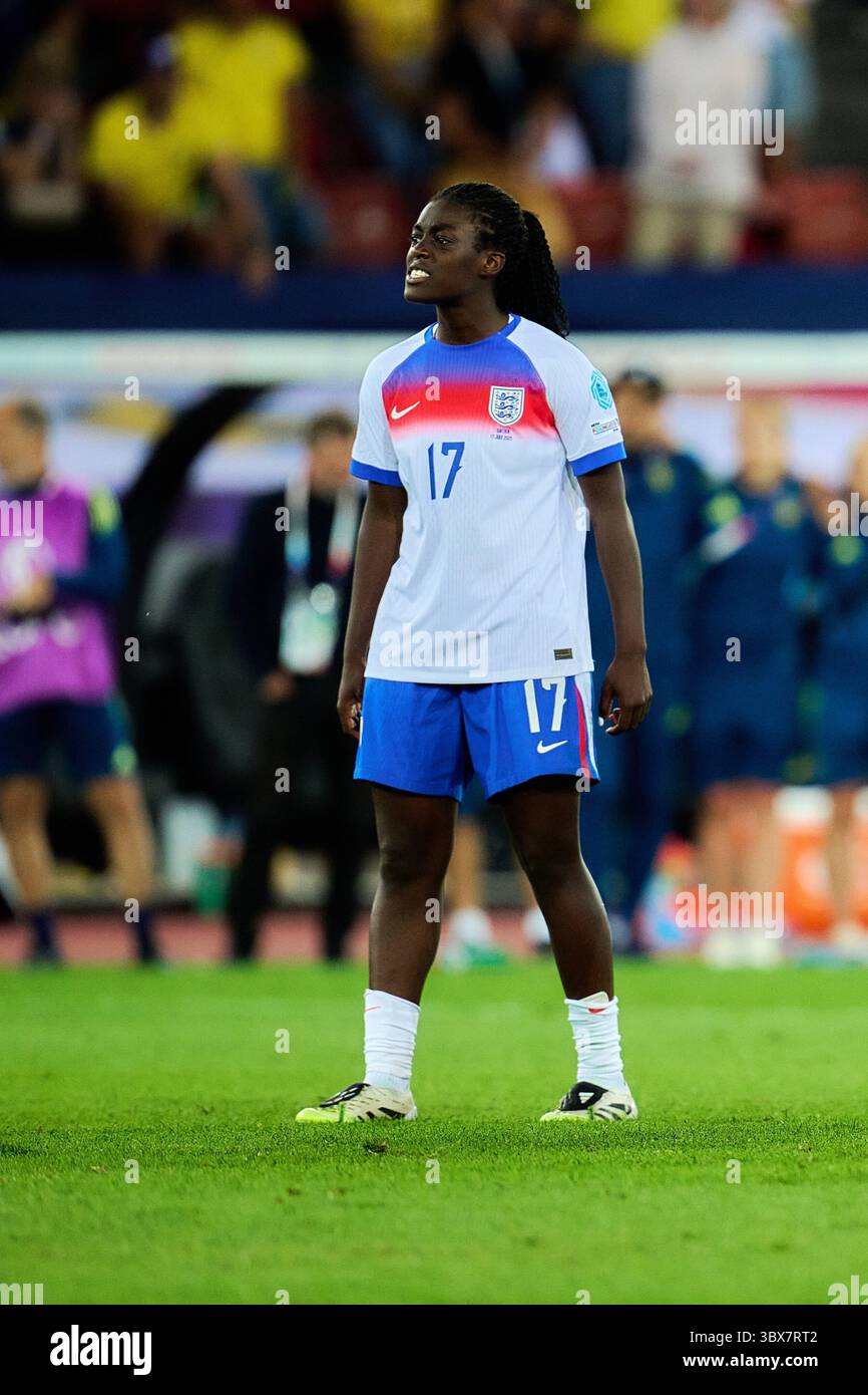 Michelle Agyemang (17; England) steht auf dem Spielfeld - freisteller ...