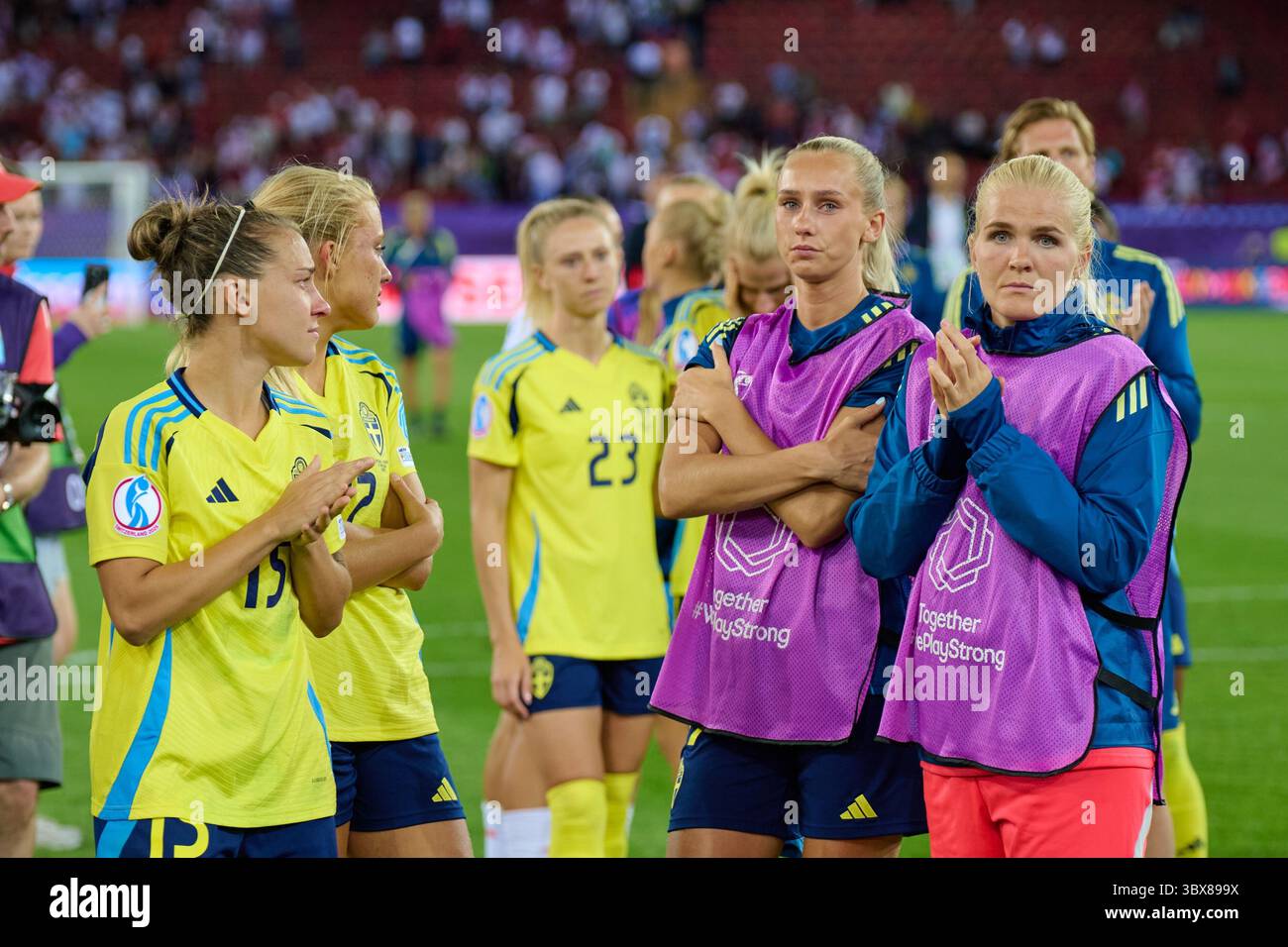 Julia Zigiotti Olme (15; Schweden), Hanna Wijk (17; Schweden) und ...