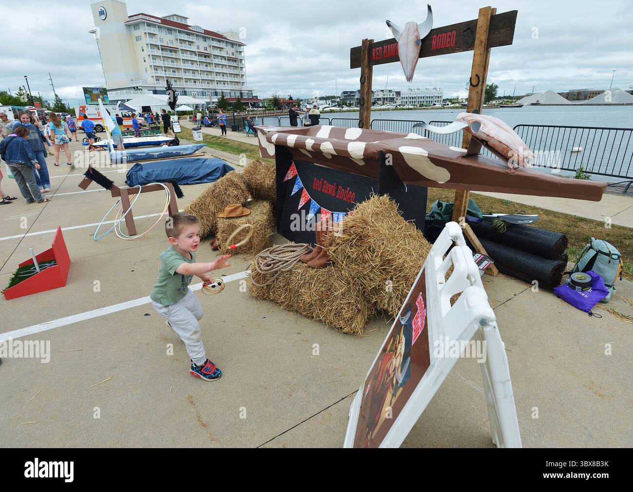 Four-year old Dexter Marshall tosses rings at team Lake Michigan ...
