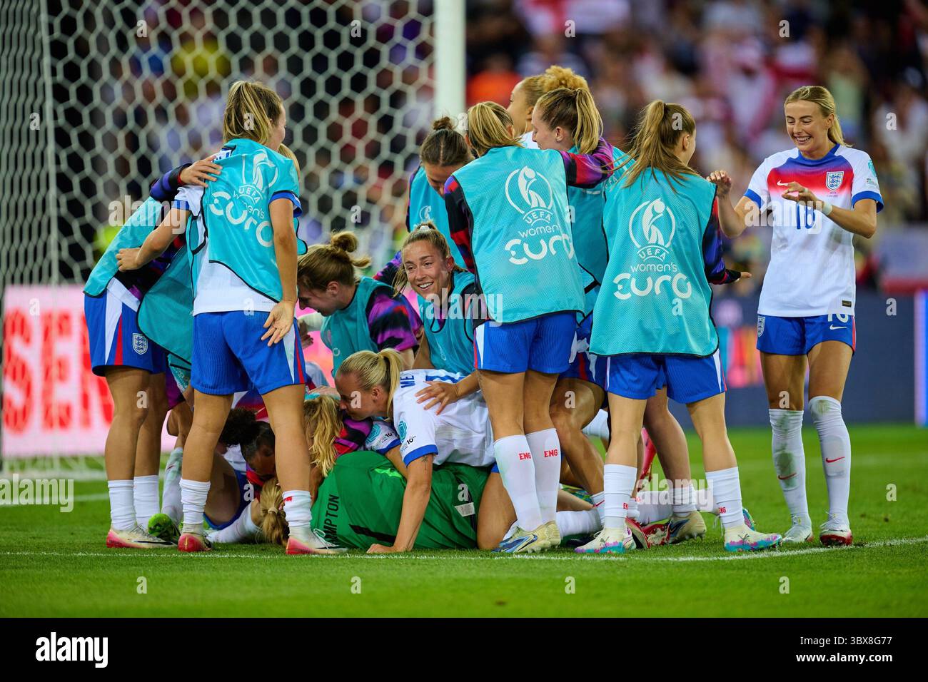 Mannschaftsbild mit Lauren James (7; England), Beth Mead (9; England ...