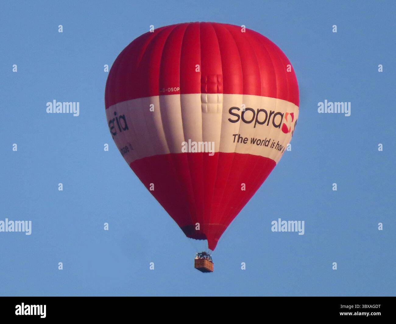 Heissluftballon mit Aufdruck in Fahrt ueber Rhein-Kreis Neuss ...