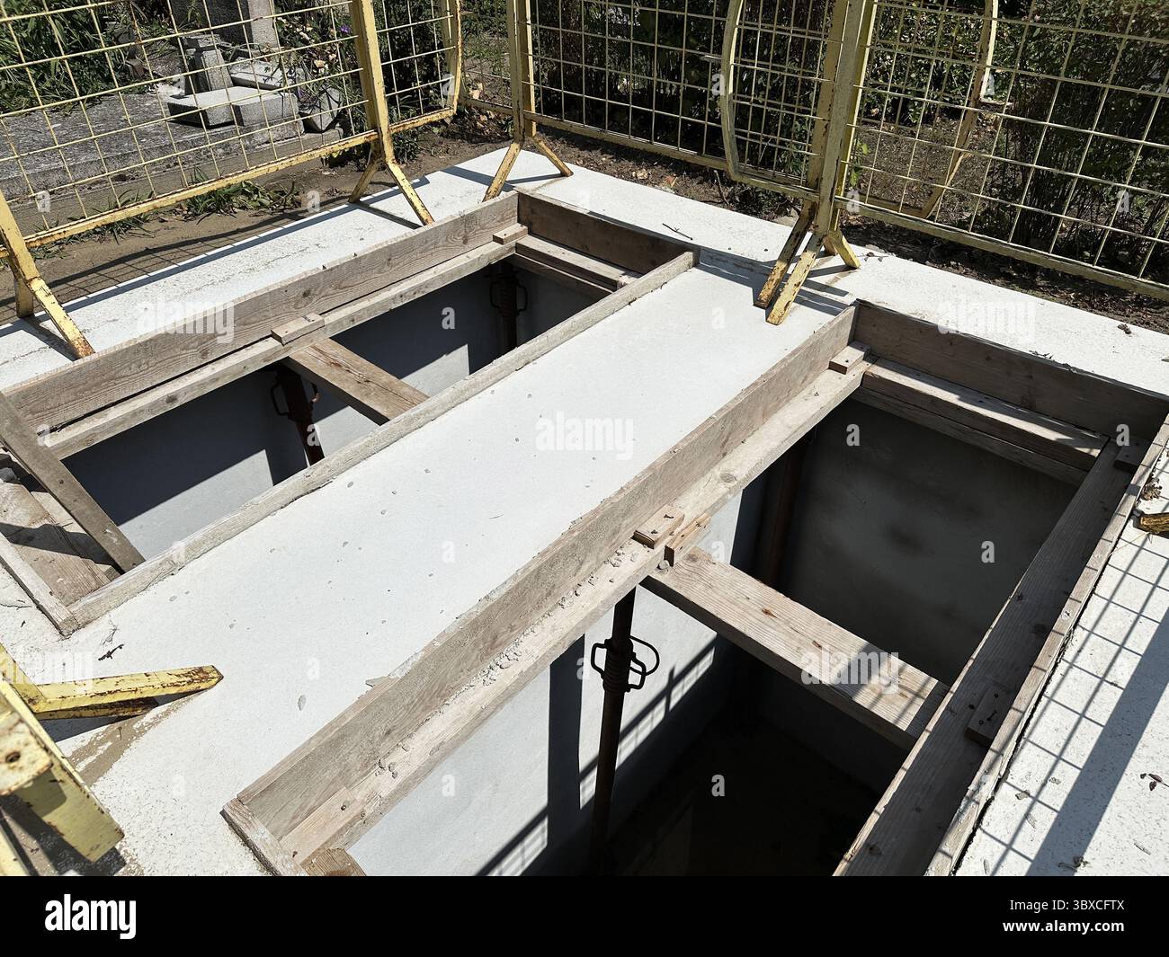 New crypt hi-res stock photography and images - Alamy