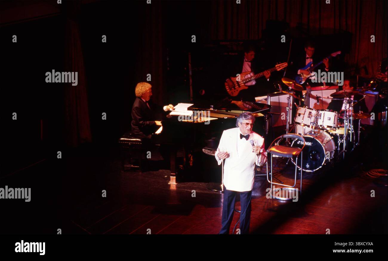 Queen Elizabeth 2 Cruise Ship Live Show Performance Stock Photo - Alamy