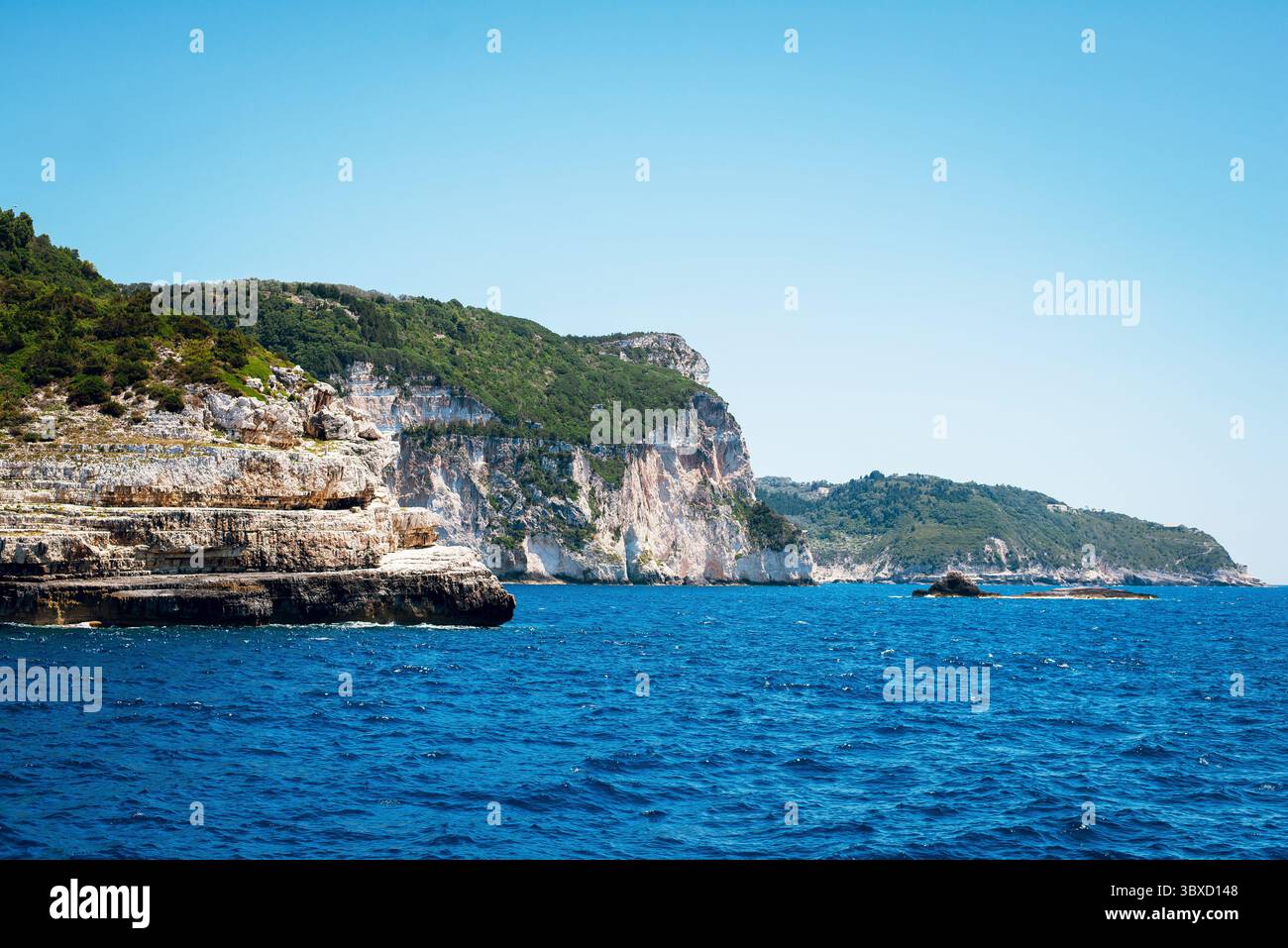 Rocky cliffs by the sea hi-res stock photography and images - Alamy