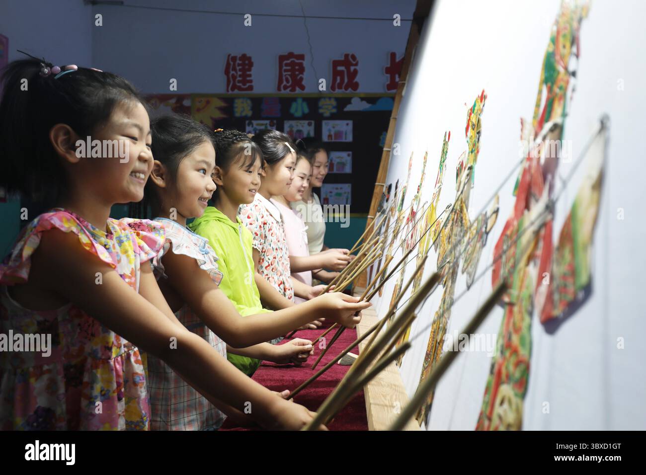 Pupils experience the shadow puppet play in Tangshan City, north China ...