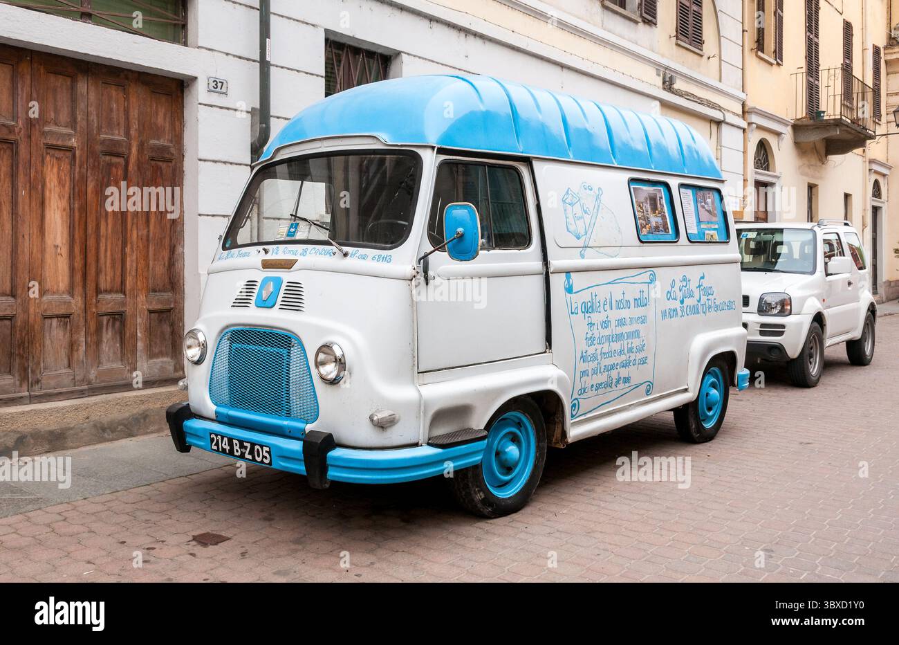 Renault vintage delivery van hi-res stock photography and images - Alamy