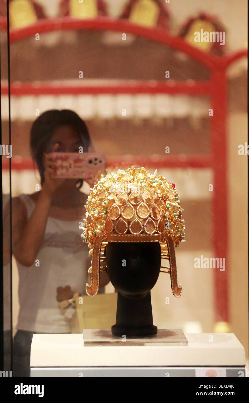 People visit the China Grand Canal Museum in Yangzhou City, east China ...