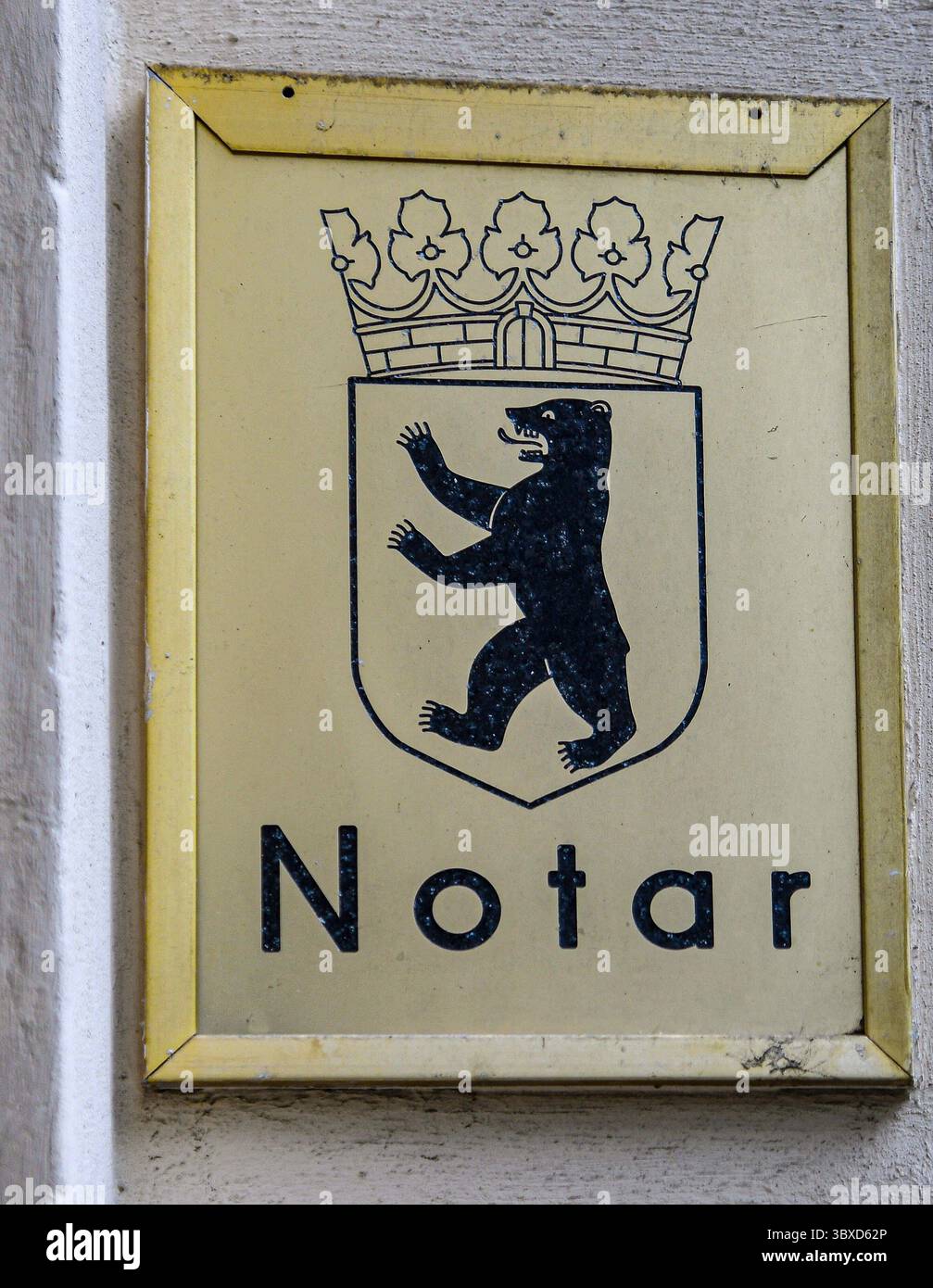 Notar- Metalltafel mit Berliner Wappen an einer Kanzlei in Berlin ...