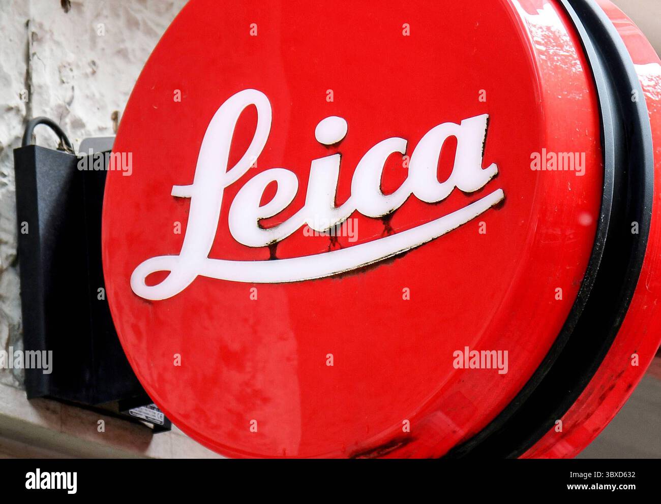 Leica-Logo an einem Leica-Store in Berlin. *** Leica logo on a Leica ...