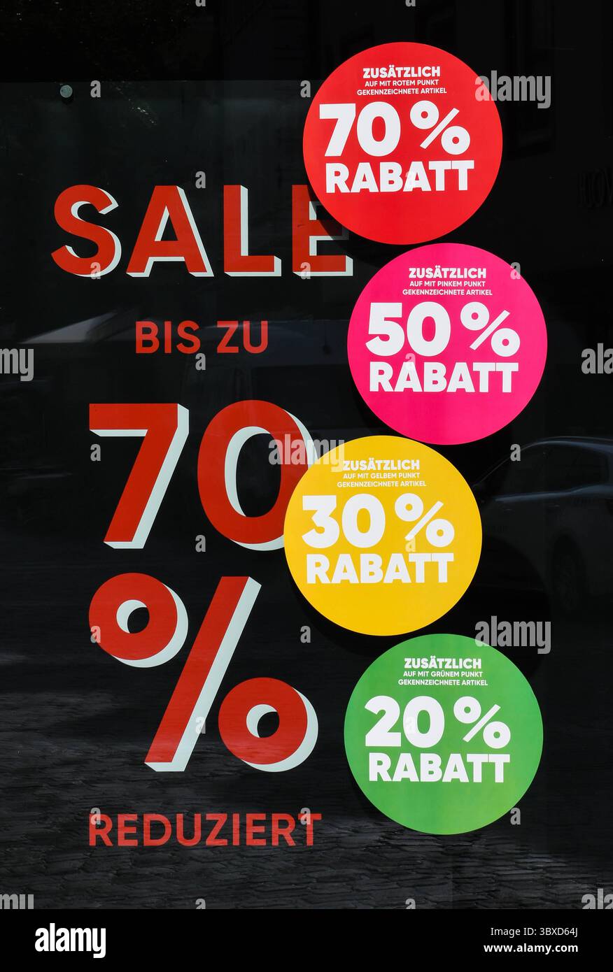 SALE Plakat mit hohen Rabatt-Ankuendigungen im Schaufenster einer ...