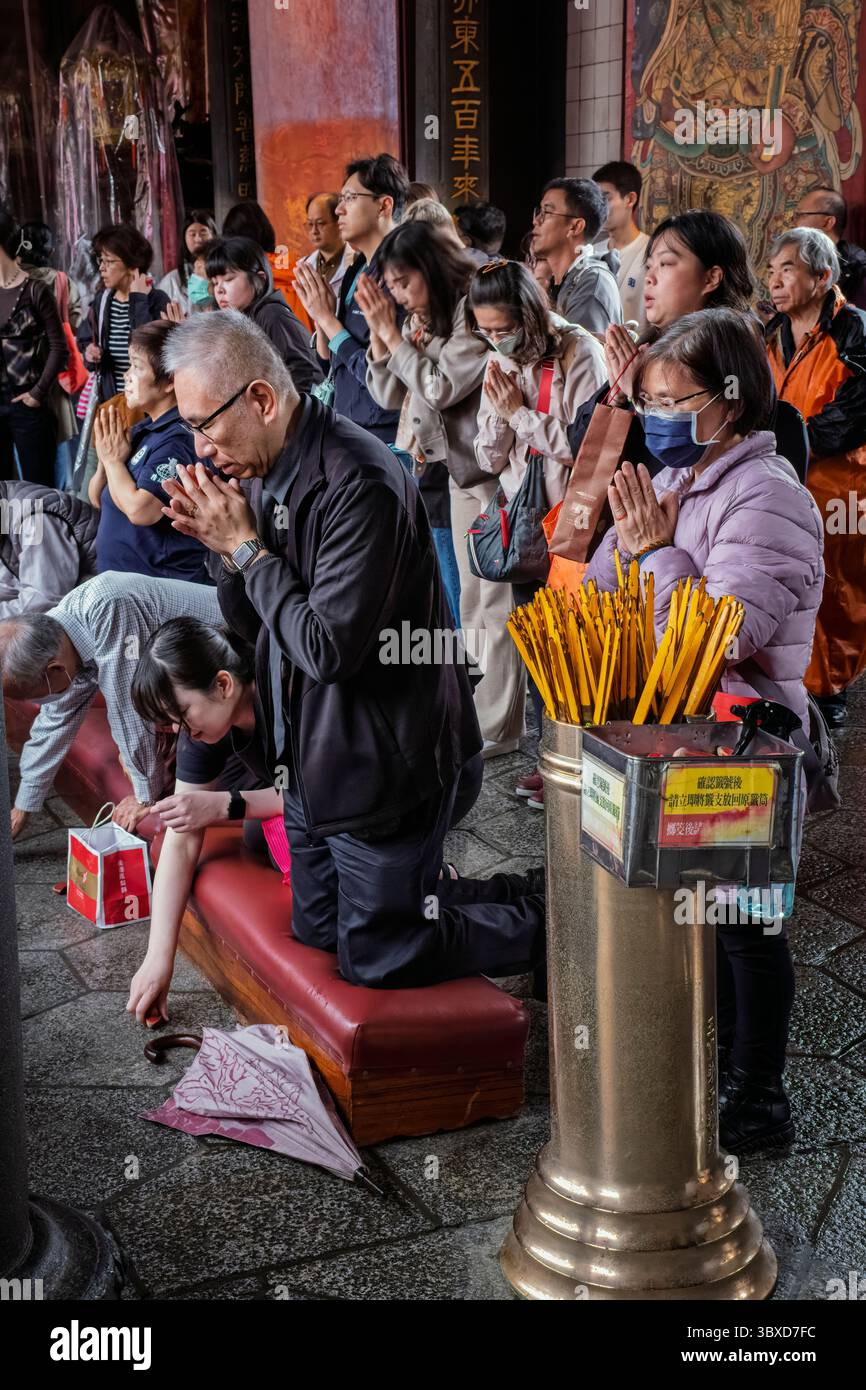 Chinese temple people inside hi-res stock photography and images - Alamy