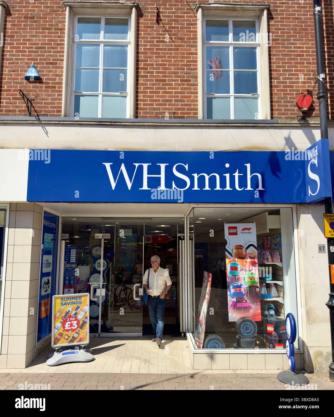 Whsmith newspapers hi-res stock photography and images - Alamy