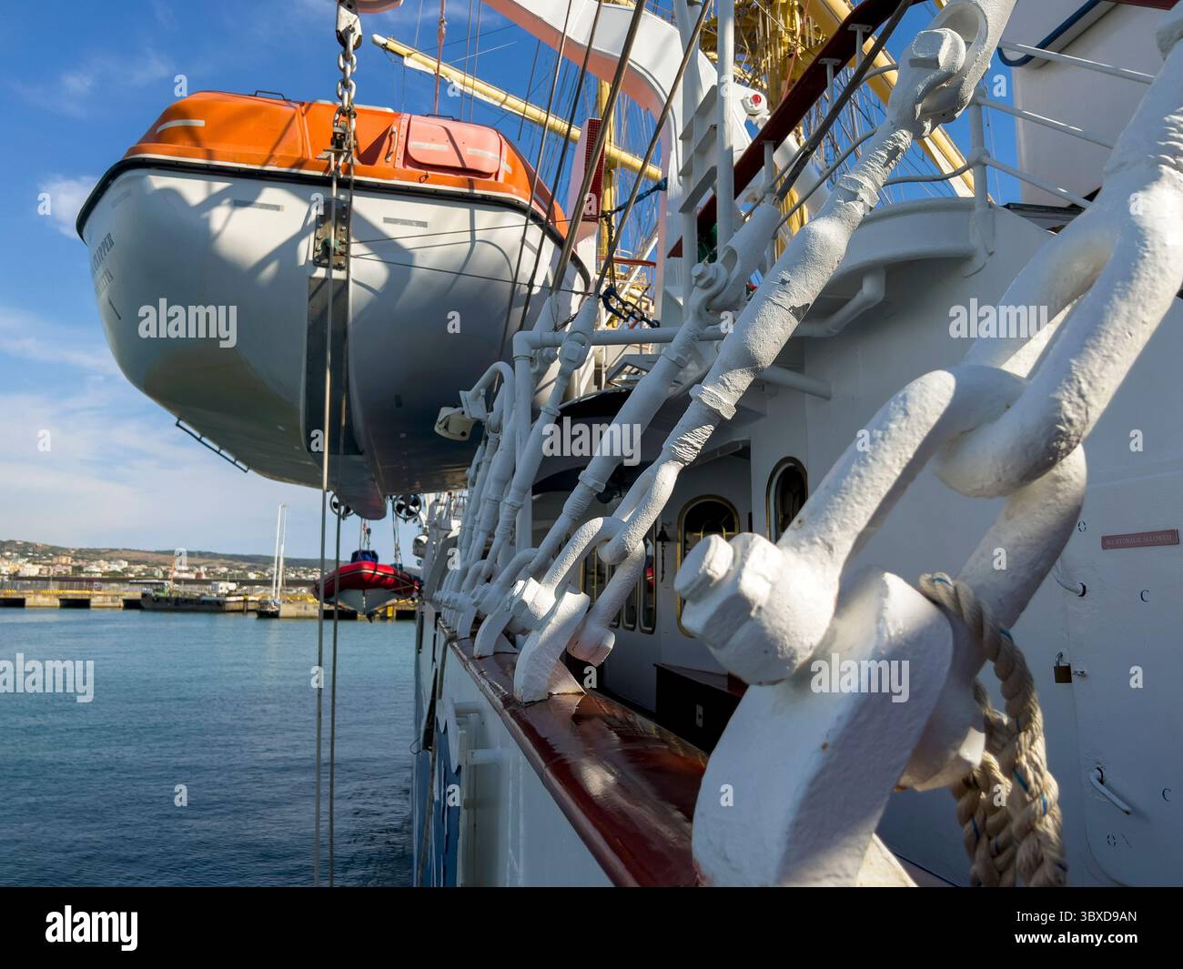 Set sailing ship adventure hi-res stock photography and images - Alamy