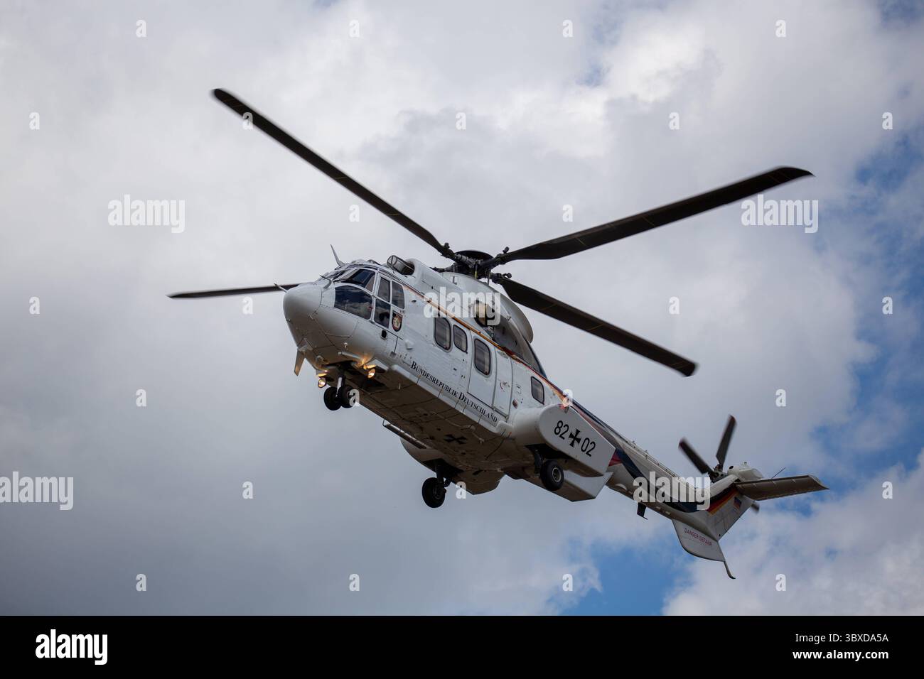 The helicopter with Boris Pistorius and Carsten Breuer on board ...