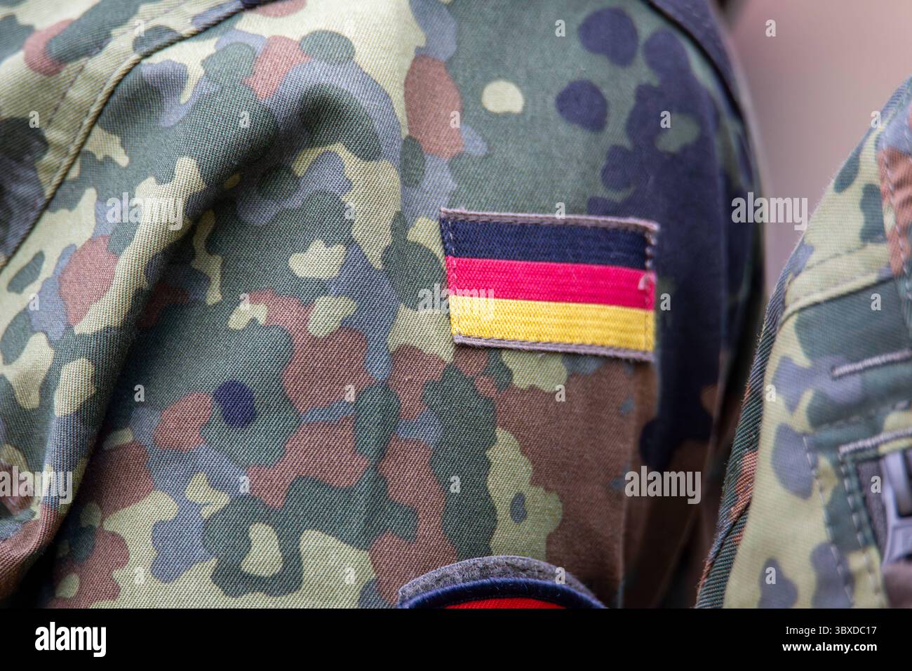 Bundeswehr Symbolbild: Nahaufnahme der Deutschlandflagge auf der ...