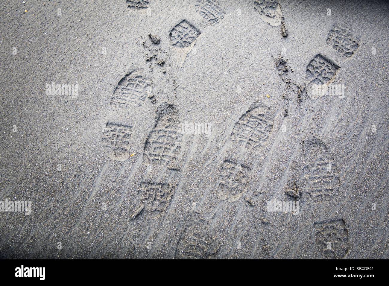 Shoe prints on beach hi-res stock photography and images - Alamy