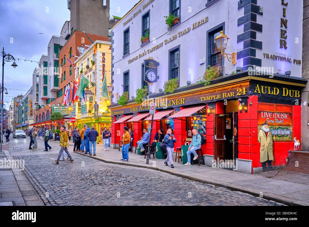 The iconic Auld Dubliner Bar in the Temple Bar neighborhood. Dublin ...
