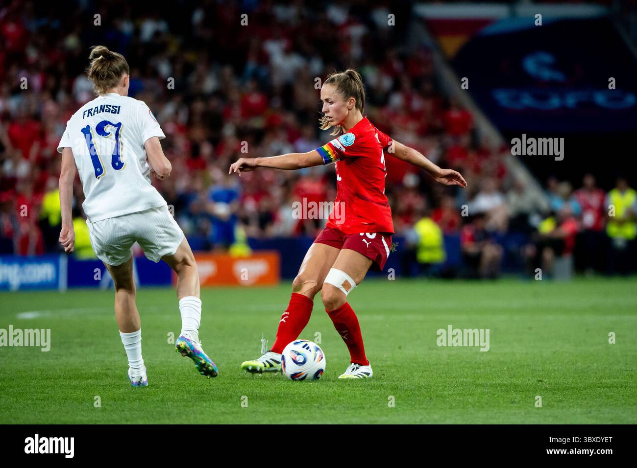 Lia Waelti (Schweiz, #13) im Zweikampf mit Sanni Franssi (Finnland, #17 ...