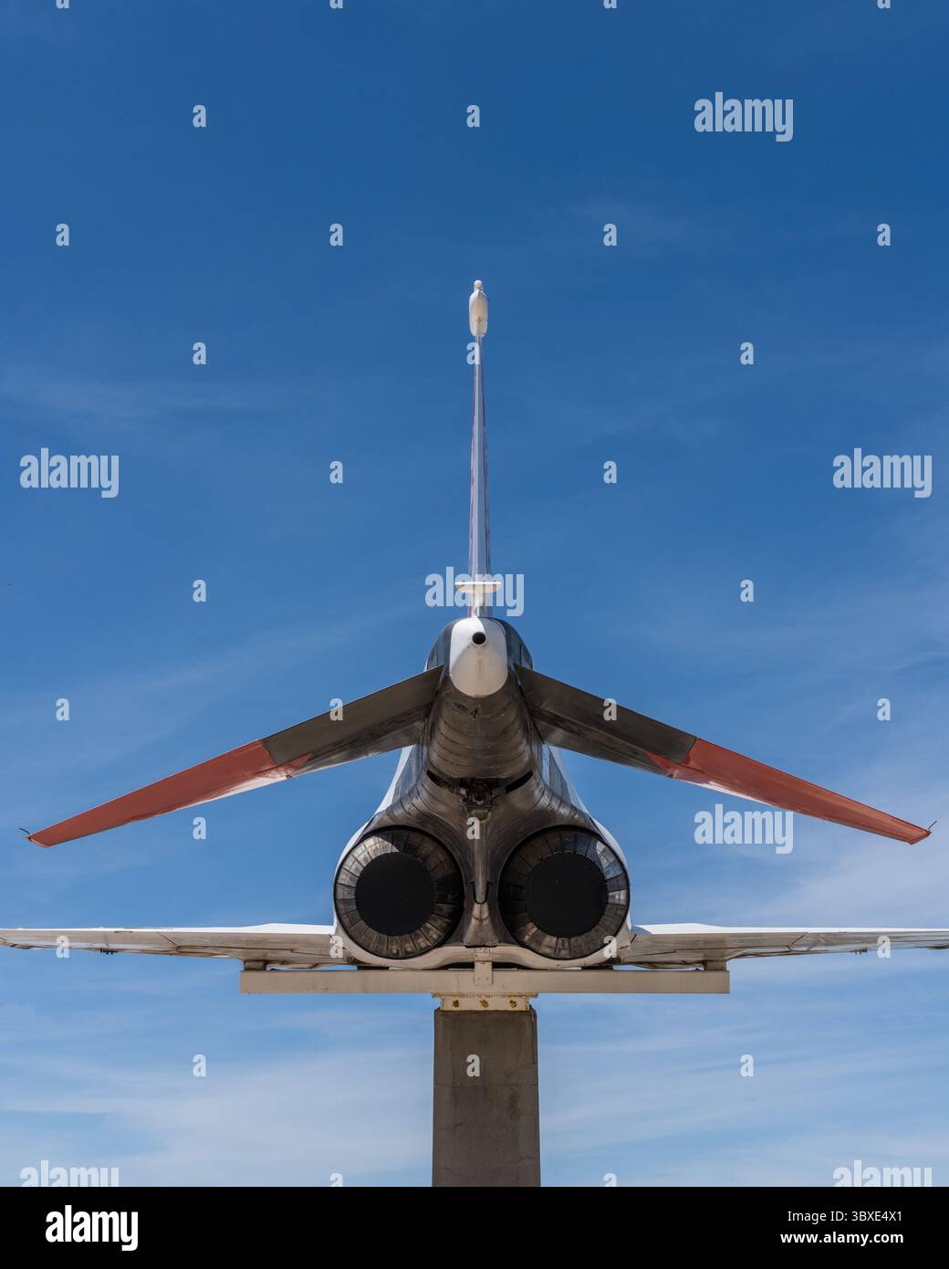 The mcdonnell douglas f 4 phantom ii is a tandem two seat hi-res stock ...