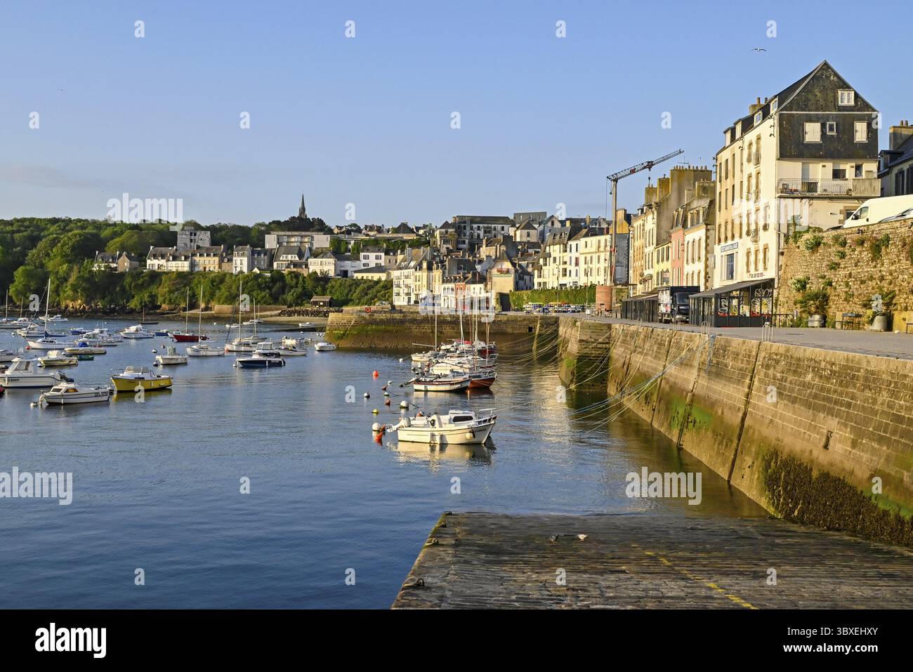 Building and quay at the old harbour Port du Rosmeur, Douarnenez ...