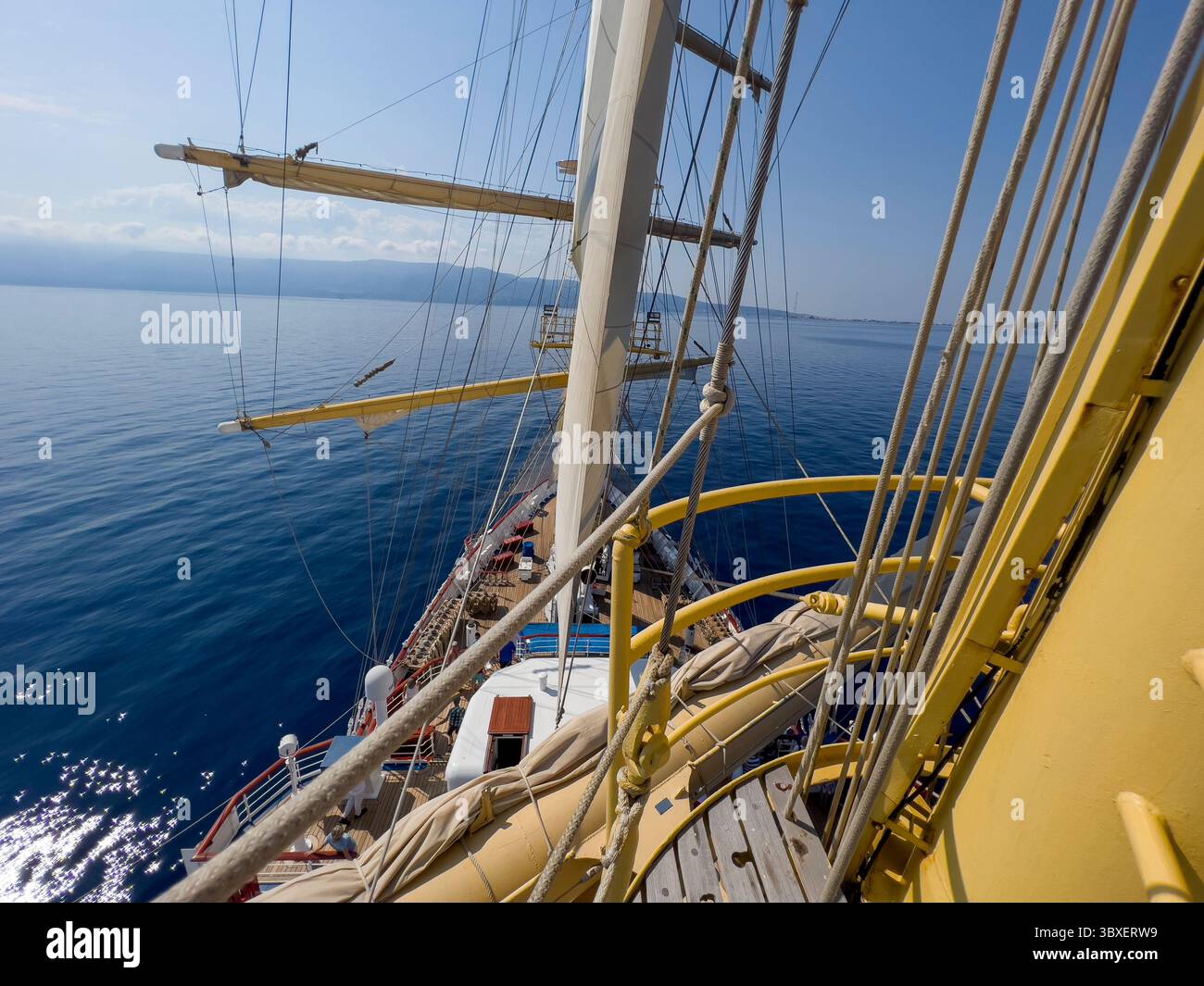 Top mast sailboat wind hi-res stock photography and images - Alamy