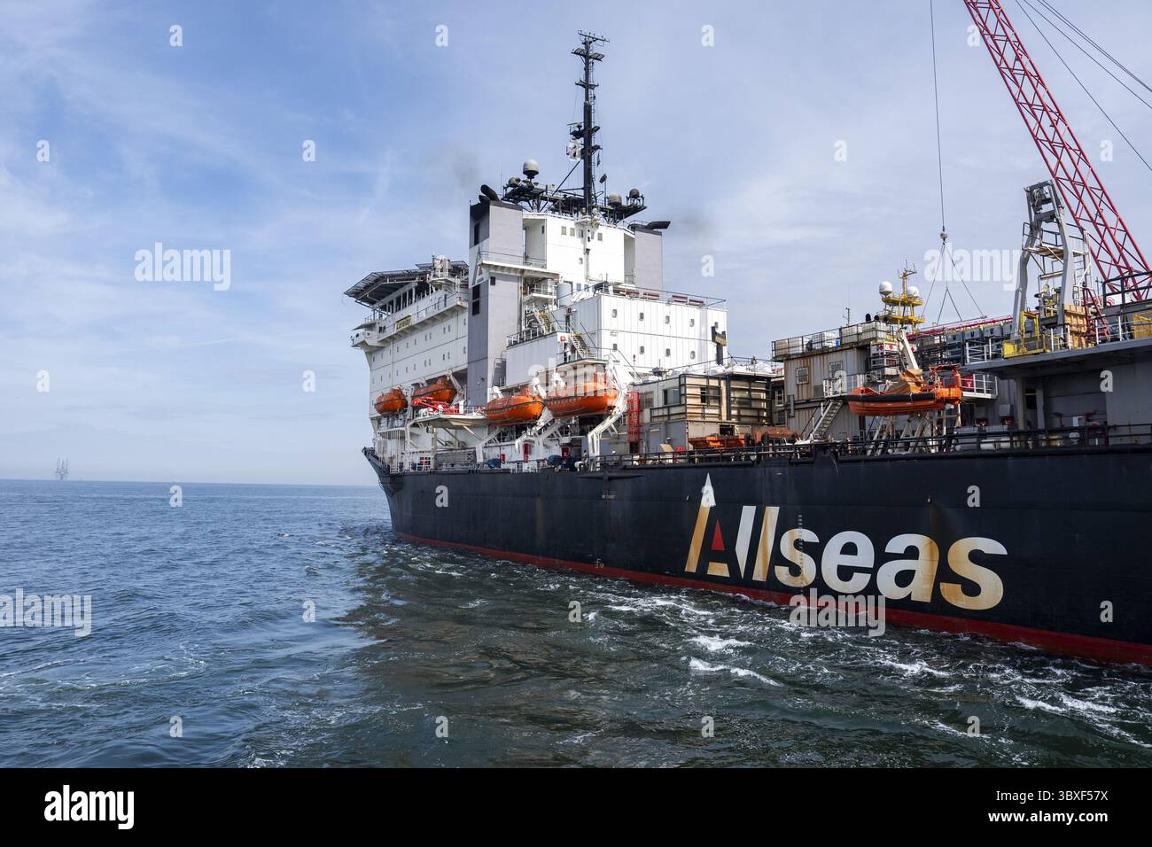 NORTH SEA - Pipelayer Lorelay in the North Sea. A CO2 transport ...