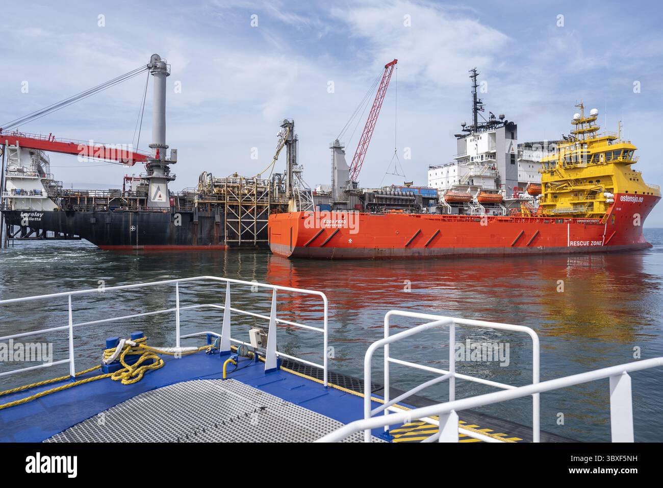 NORTH SEA - Pipelayer Lorelay (l) in the North Sea. A CO2 transport ...