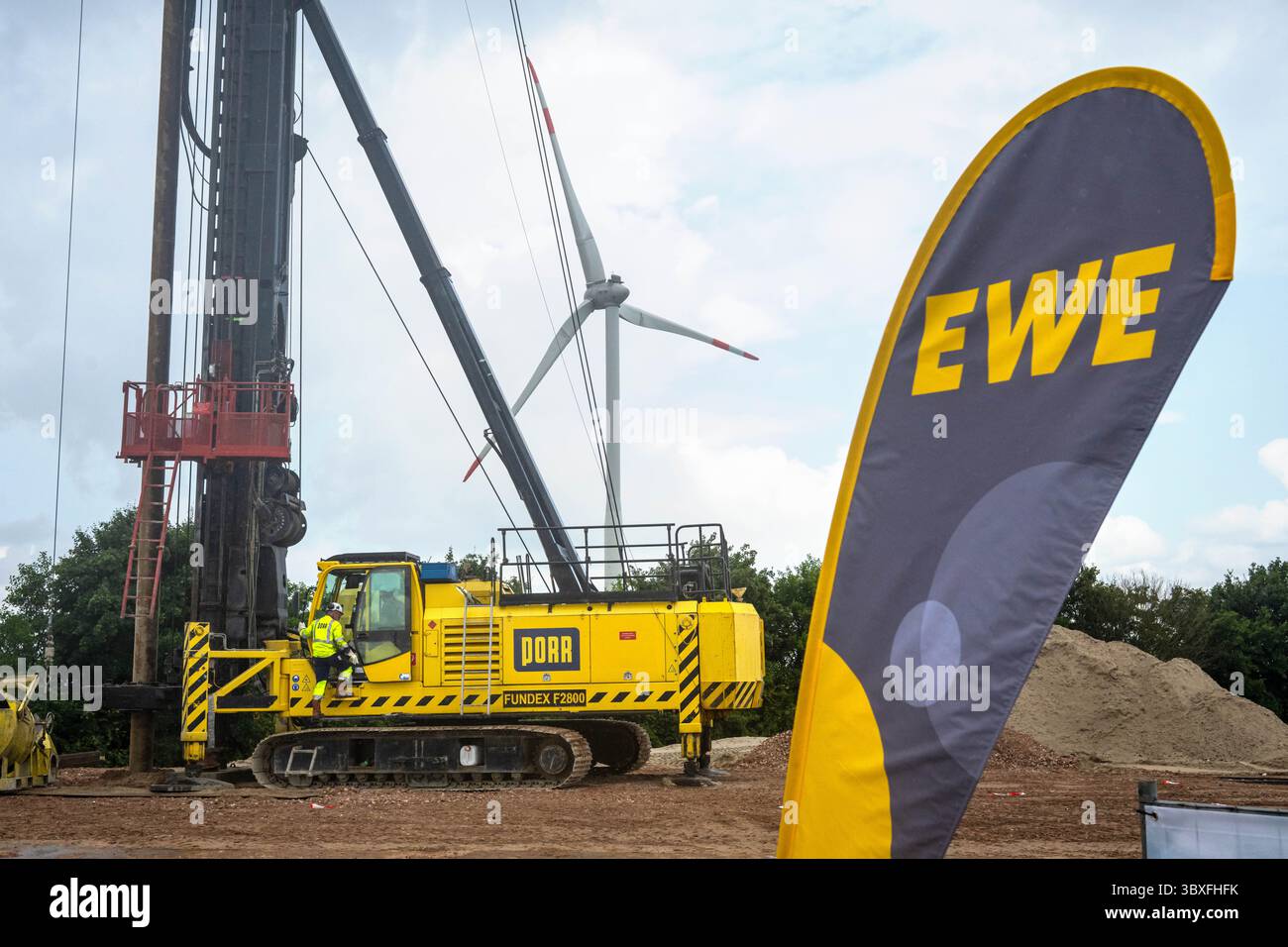 Emden, Germany. 16th July, 2025. The building site for a hydrogen ...