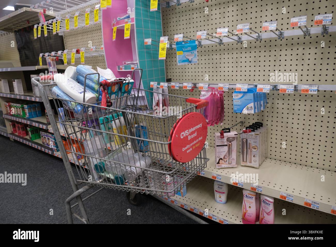 Cvs shelves hi-res stock photography and images - Alamy