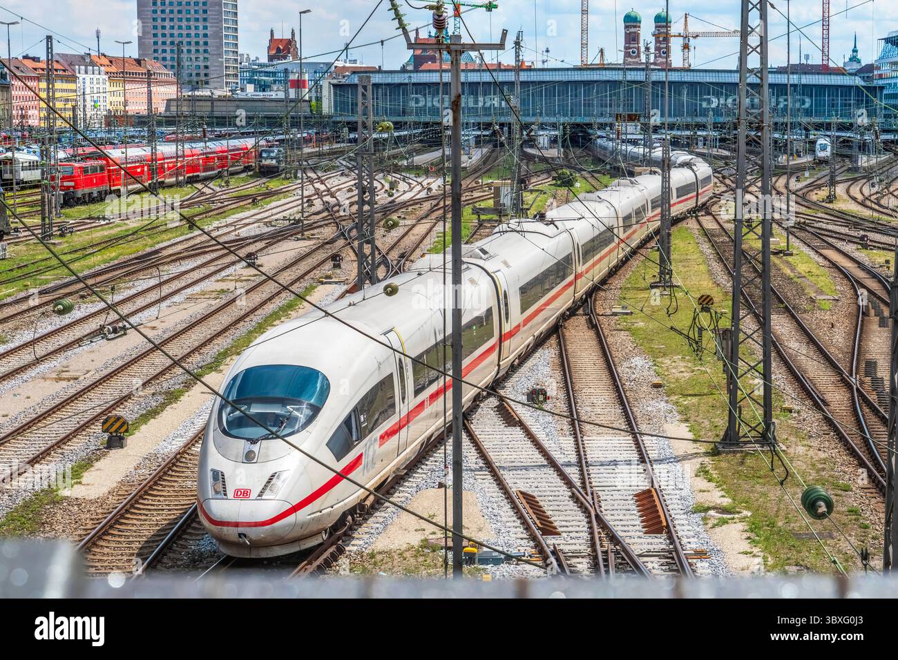 ICE bei der Abfahrt vom Hauptbahnhof, München, Juli 2025 Deutschland ...