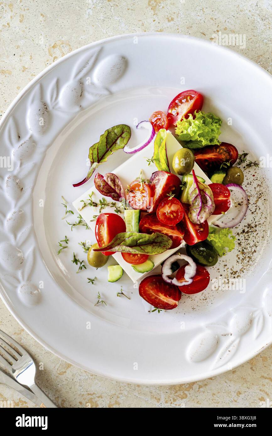 Food, Mediterrane Kueche. Griechischer Salat aus Tomaten, Gurken, Feta ...