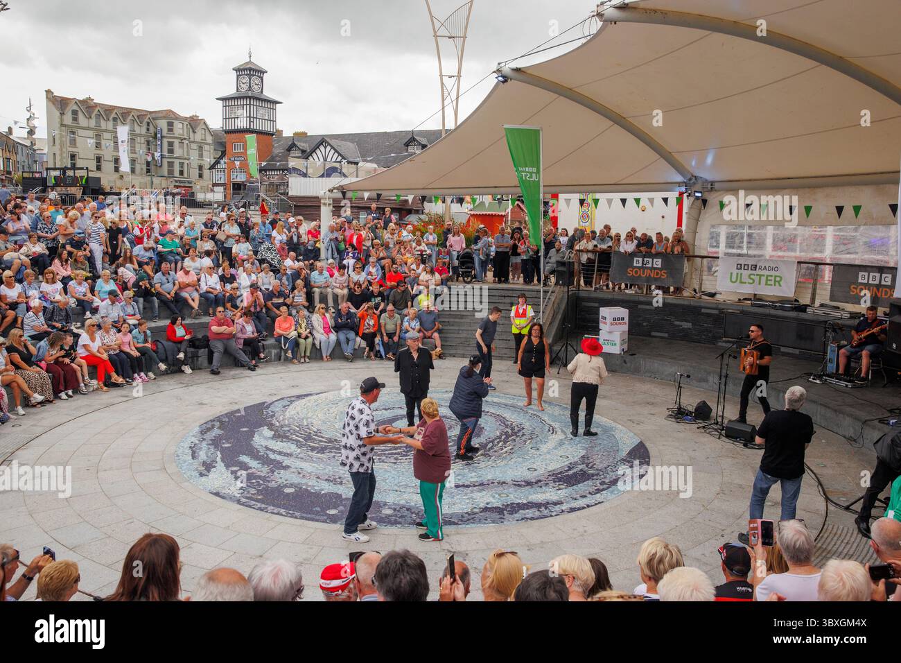 Nathan Carter singing Wagon Wheel during the Hugo Duncan Show on BBC ...