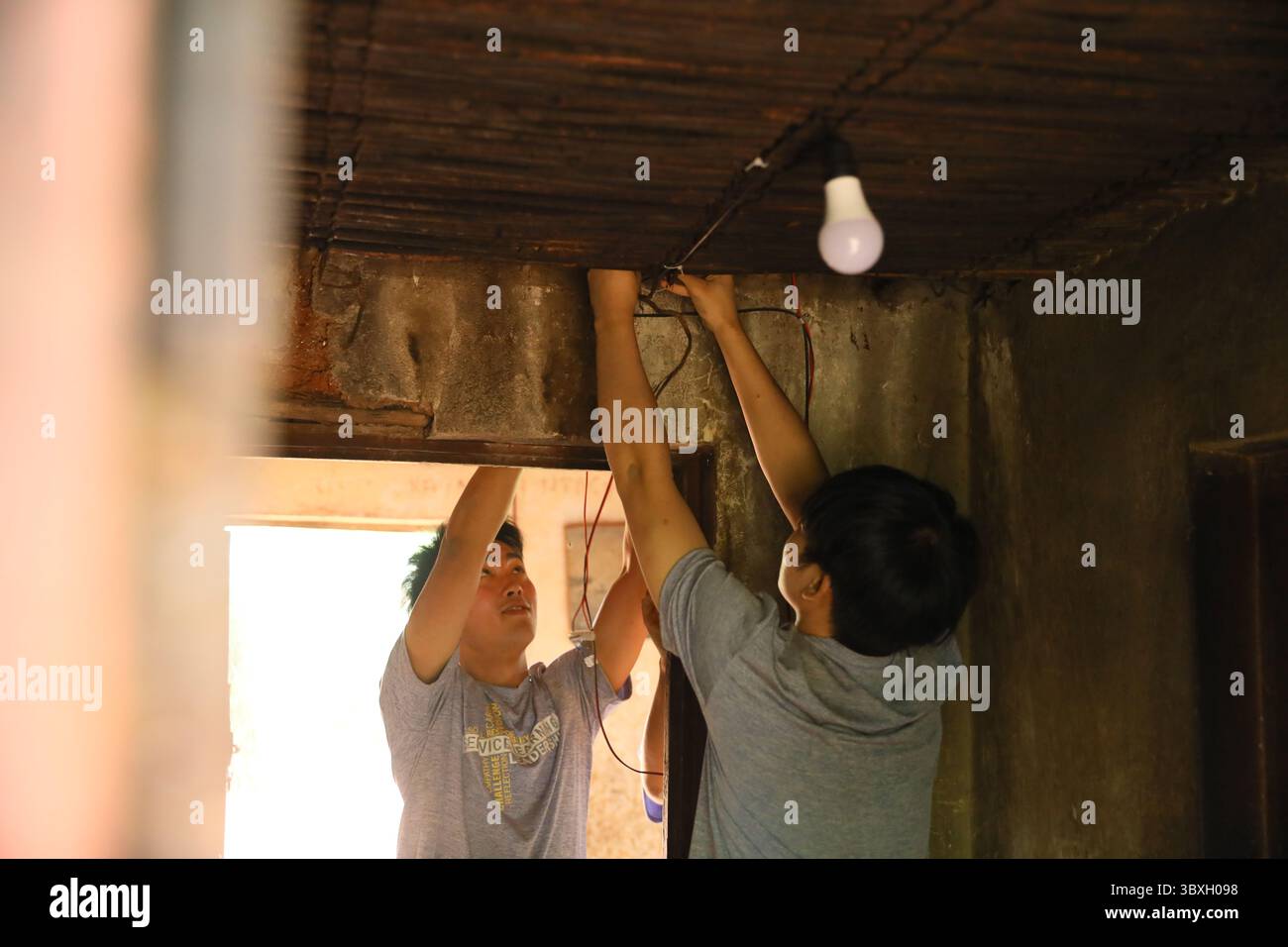 (250718) -- KIGALI, July 18, 2025 (Xinhua) -- Two students from the Hong Kong Polytechnic ...