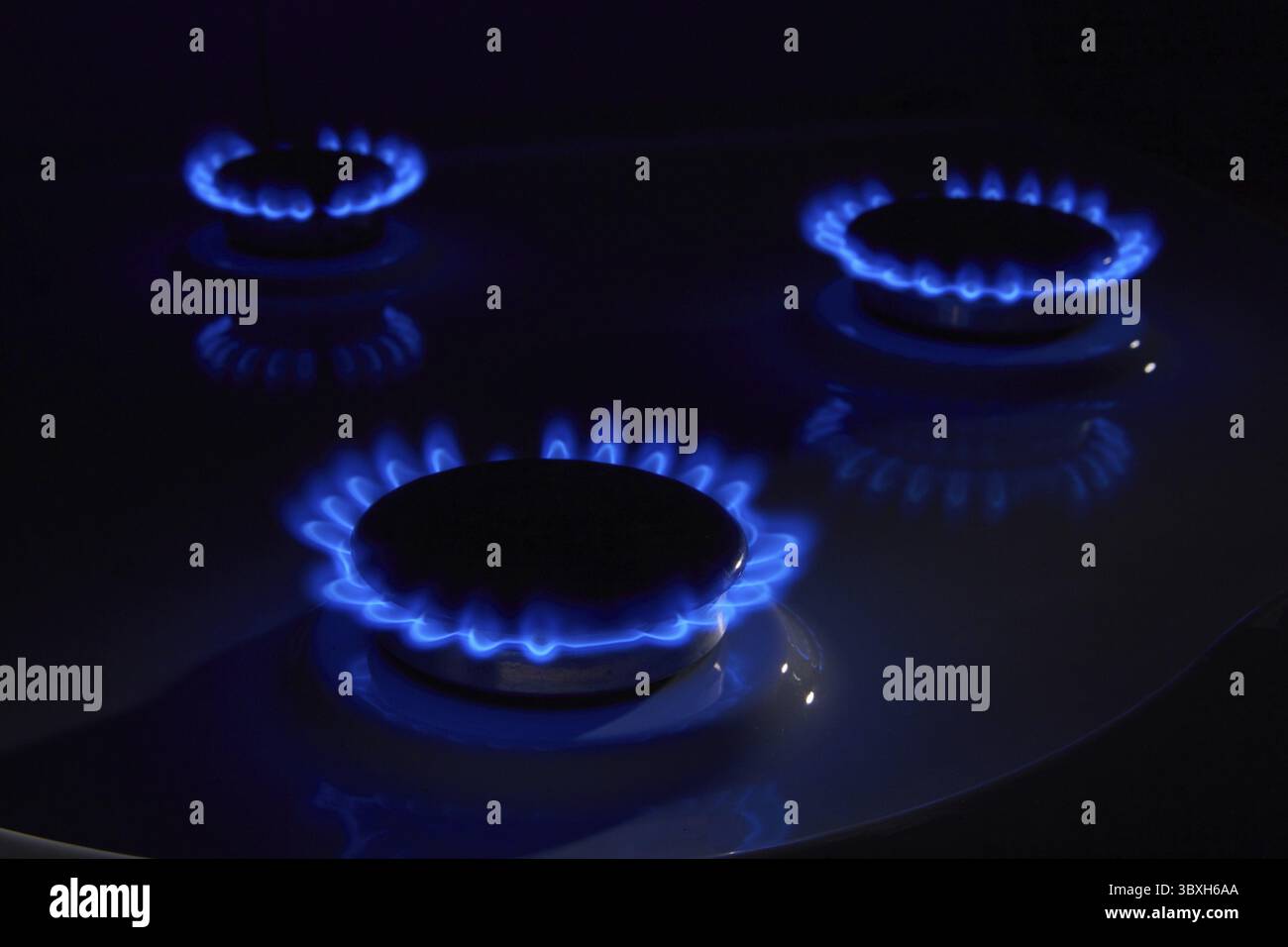 Kitchen gas stove blue flame hi-res stock photography and images - Alamy