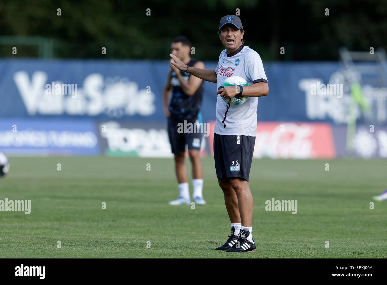 Napoli’s head coach Antonio Conte during the training session of the ...