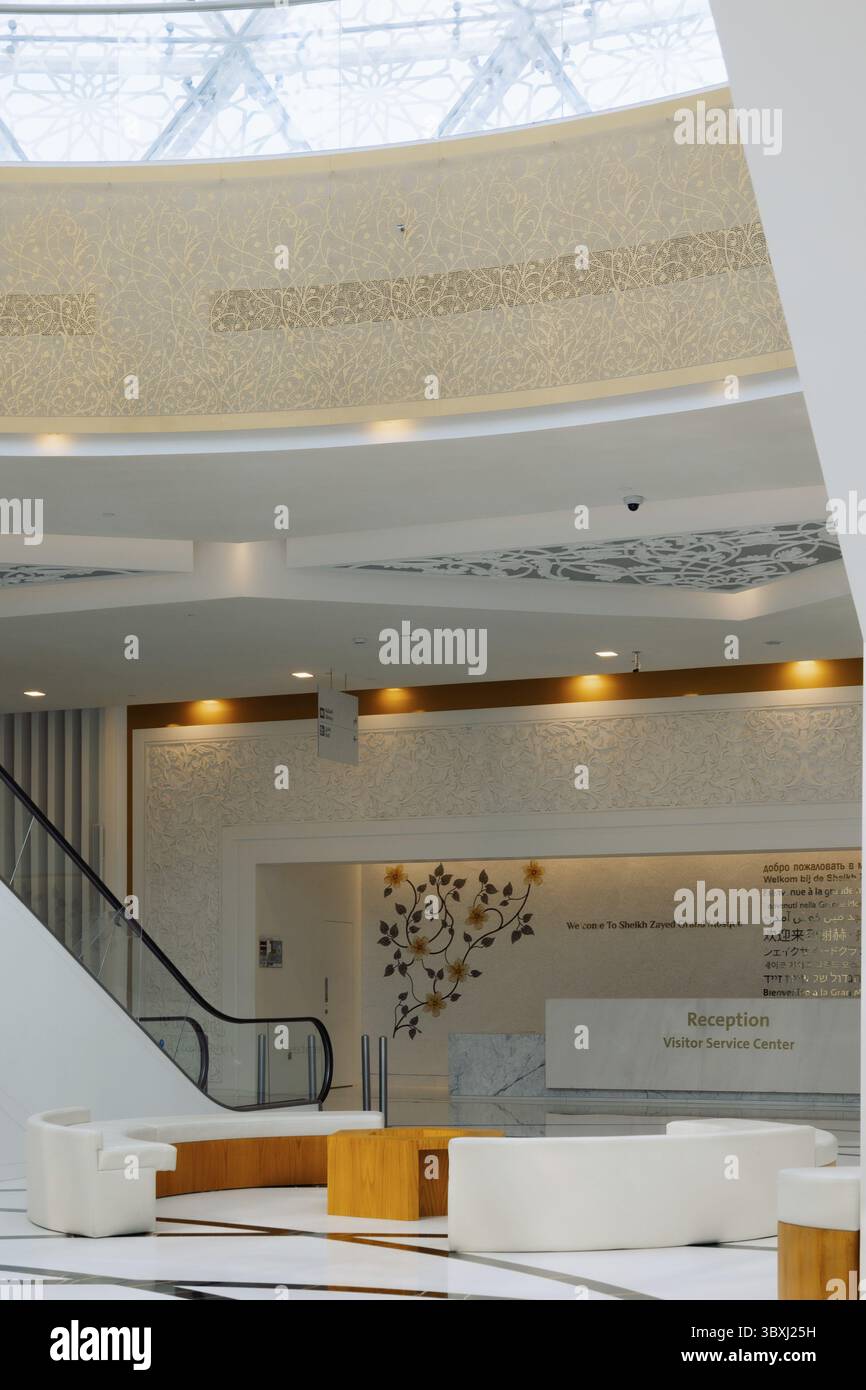 Entrance to Sheikh Zayed Grand Mosque in Abu Dhabi. Interior of hall ...