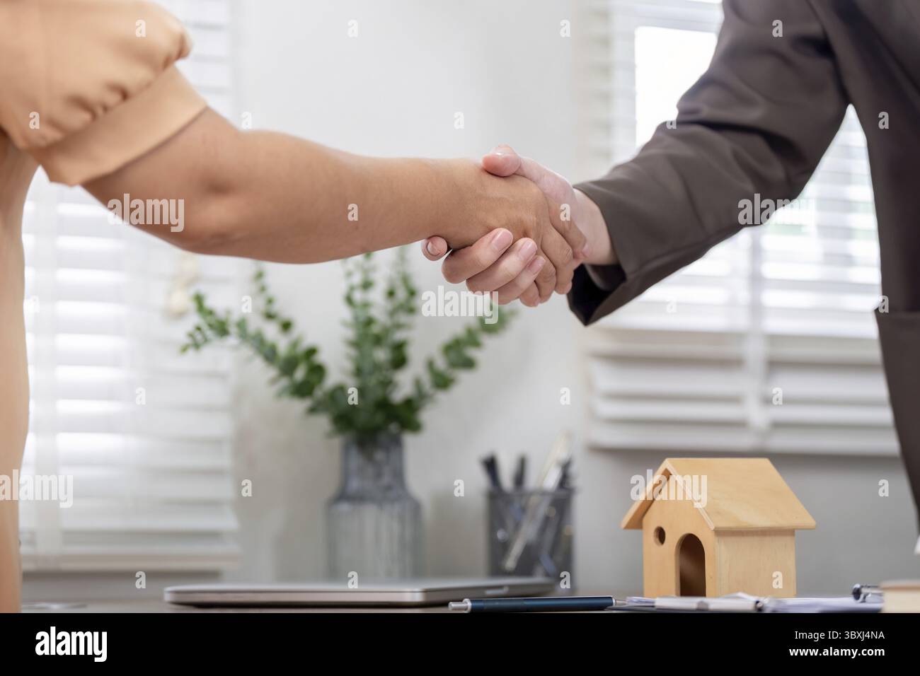 Real estate hand together hi-res stock photography and images - Alamy