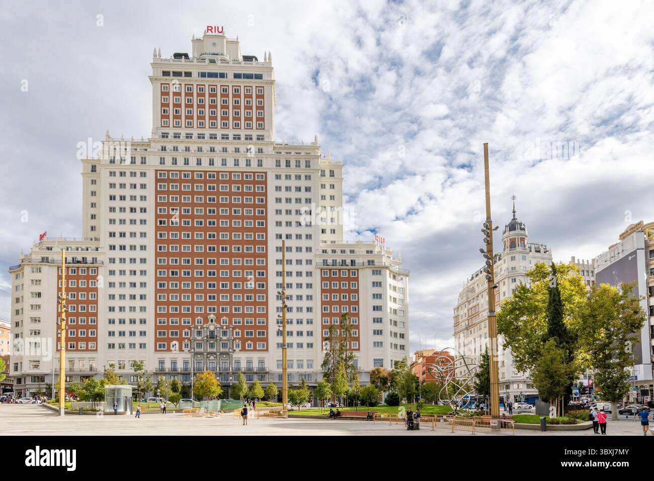 Details of the different buildings surrounding the Square Spain in ...