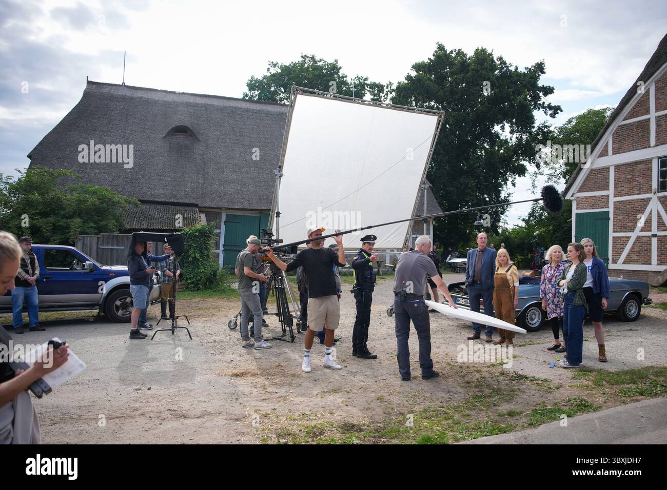 PRODUCTION - 16 July 2025, Hamburg: Actors Johanna Götting (r-l ...