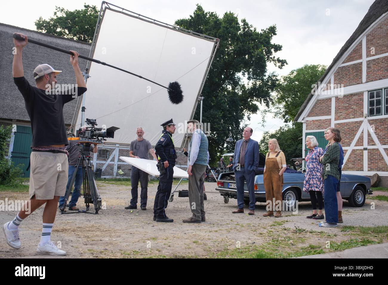 PRODUCTION - 16 July 2025, Hamburg: Actors Mathilde Bundschuh (r-l ...