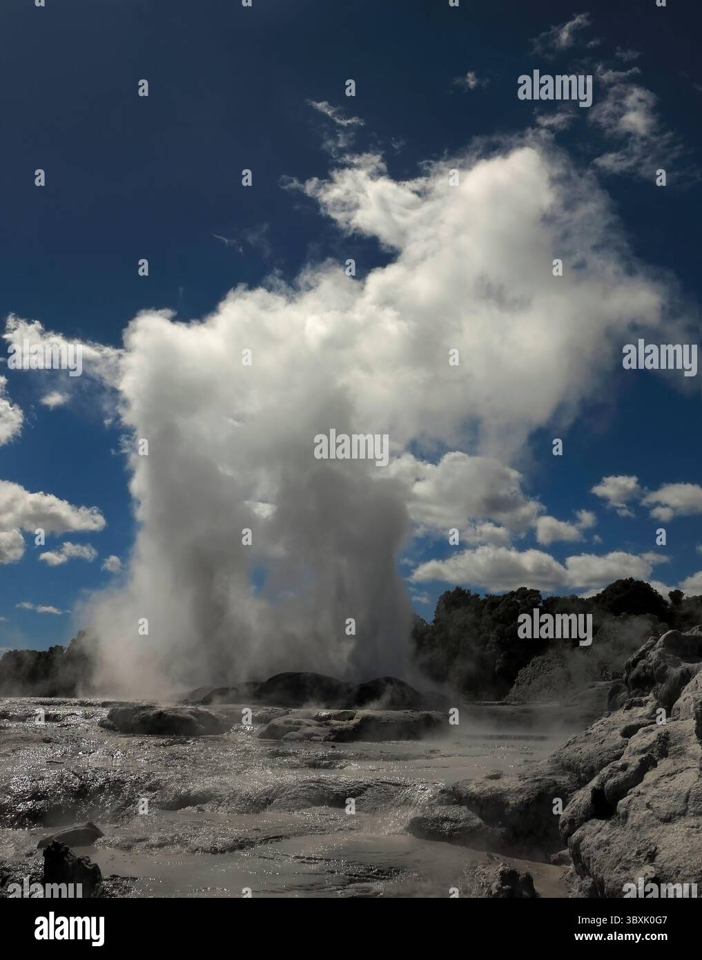 Hydrothermal vent eruption in hi-res stock photography and images - Alamy