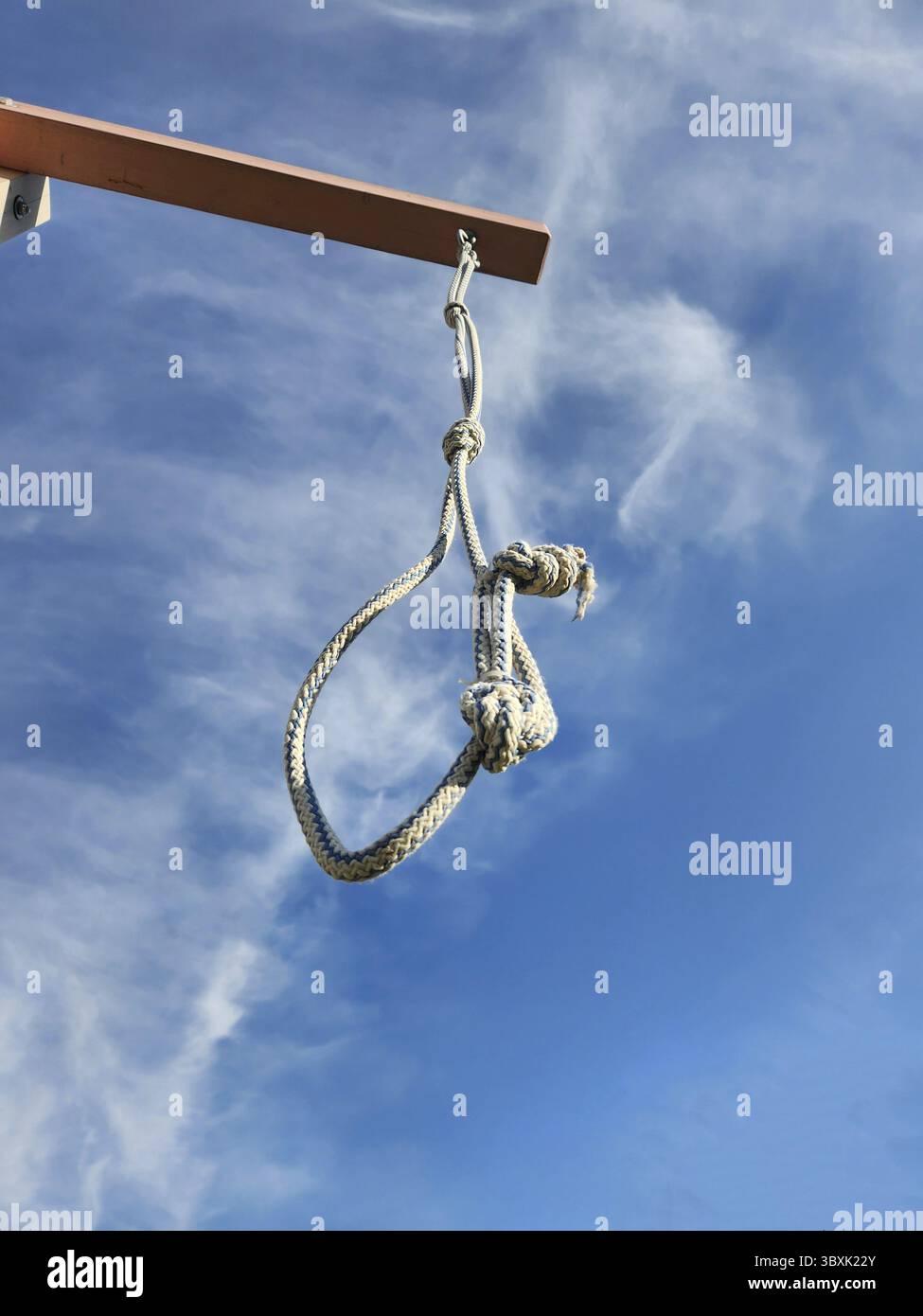 Noose from rope suspended hi-res stock photography and images - Alamy