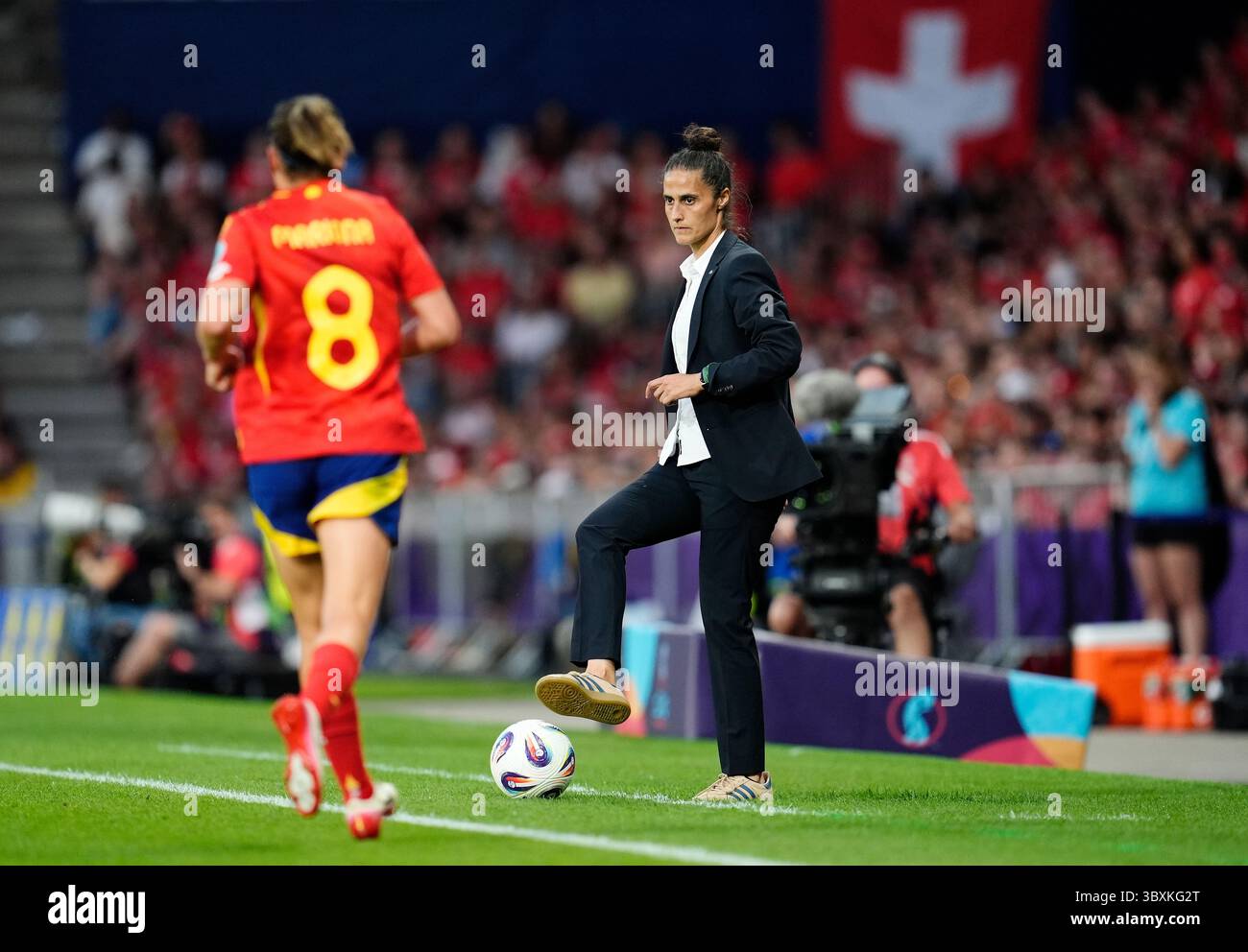 Spain manager Montse Tome (right) on the touchline and Mariona ...