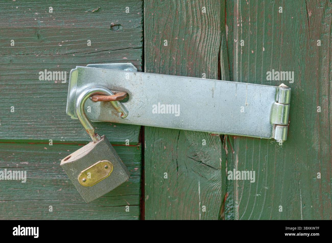 Close up of a unlocked shed lock and latch Stock Photo - Alamy
