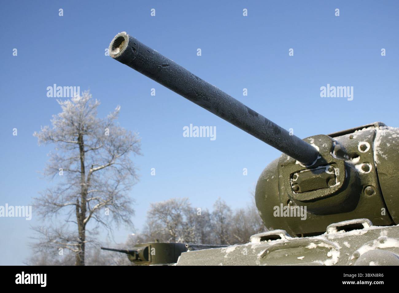Monument old soviet tank hi-res stock photography and images - Alamy