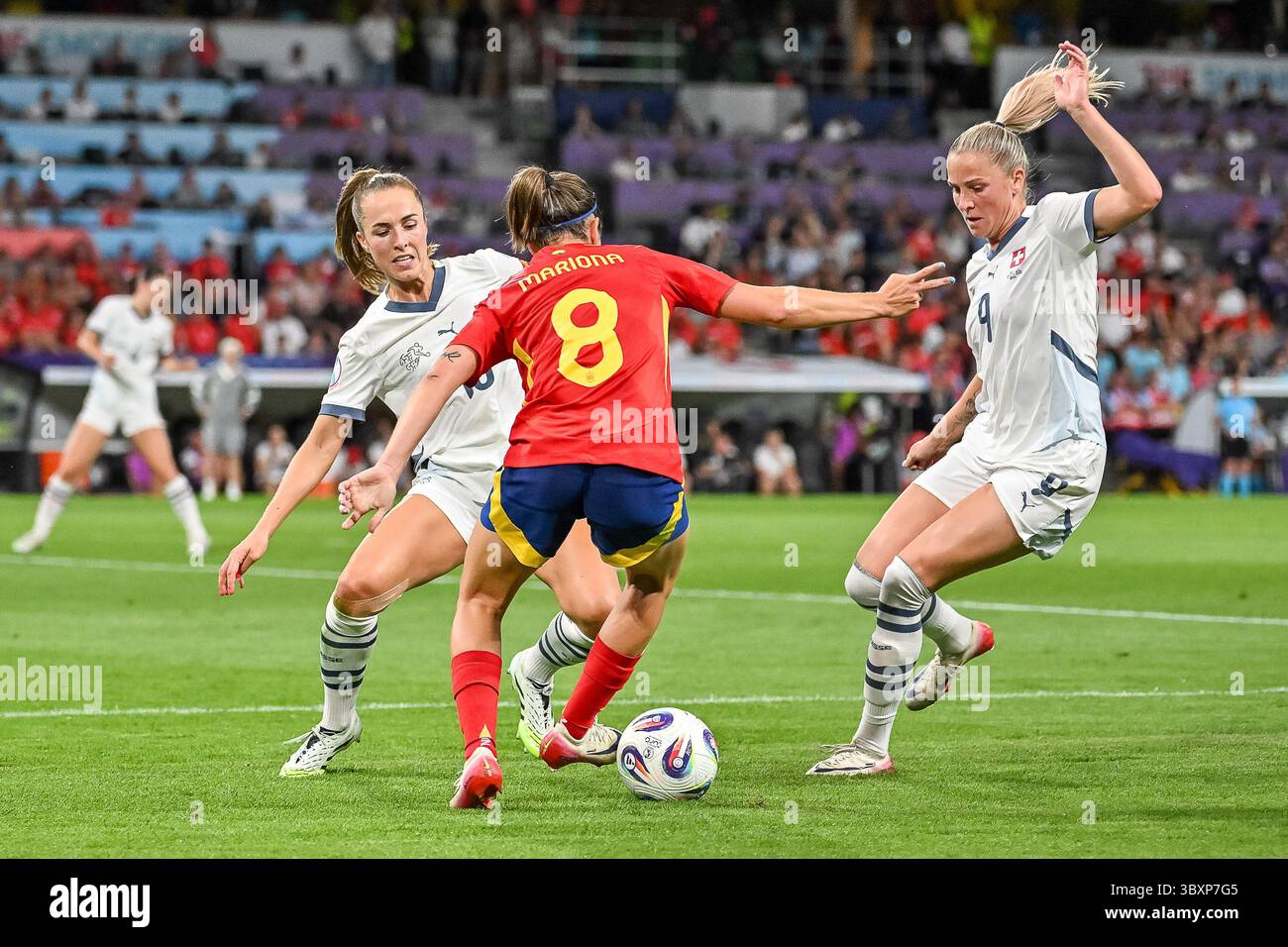 Mariona Caldentey (Spanien, #08) am Ball und im Duell mit Lia Waelti ...