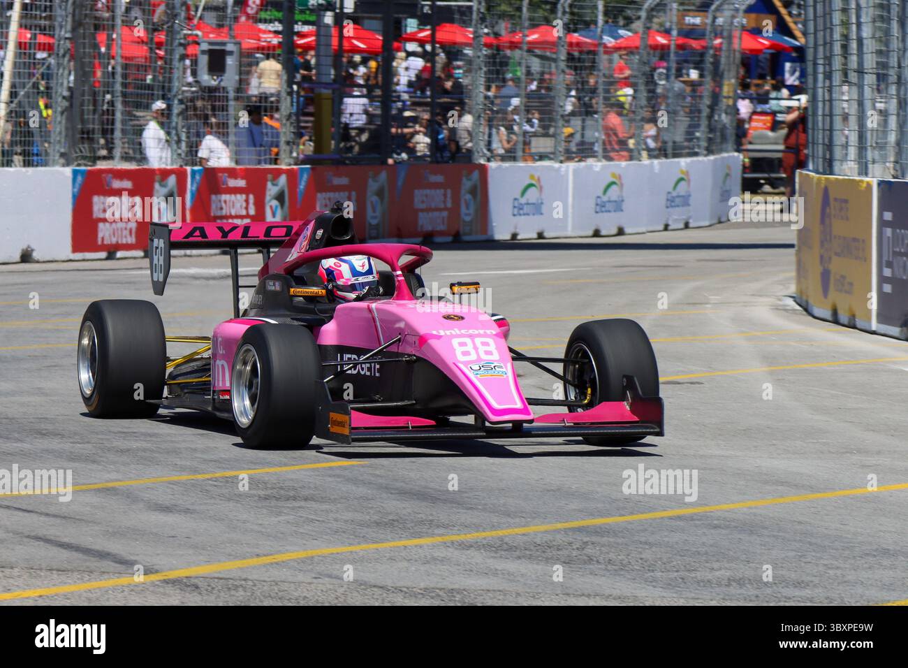 TORONTO, OT - 18.07.2025: MOLSON INDY TORONTO 2025 - Fans enjoy the ...