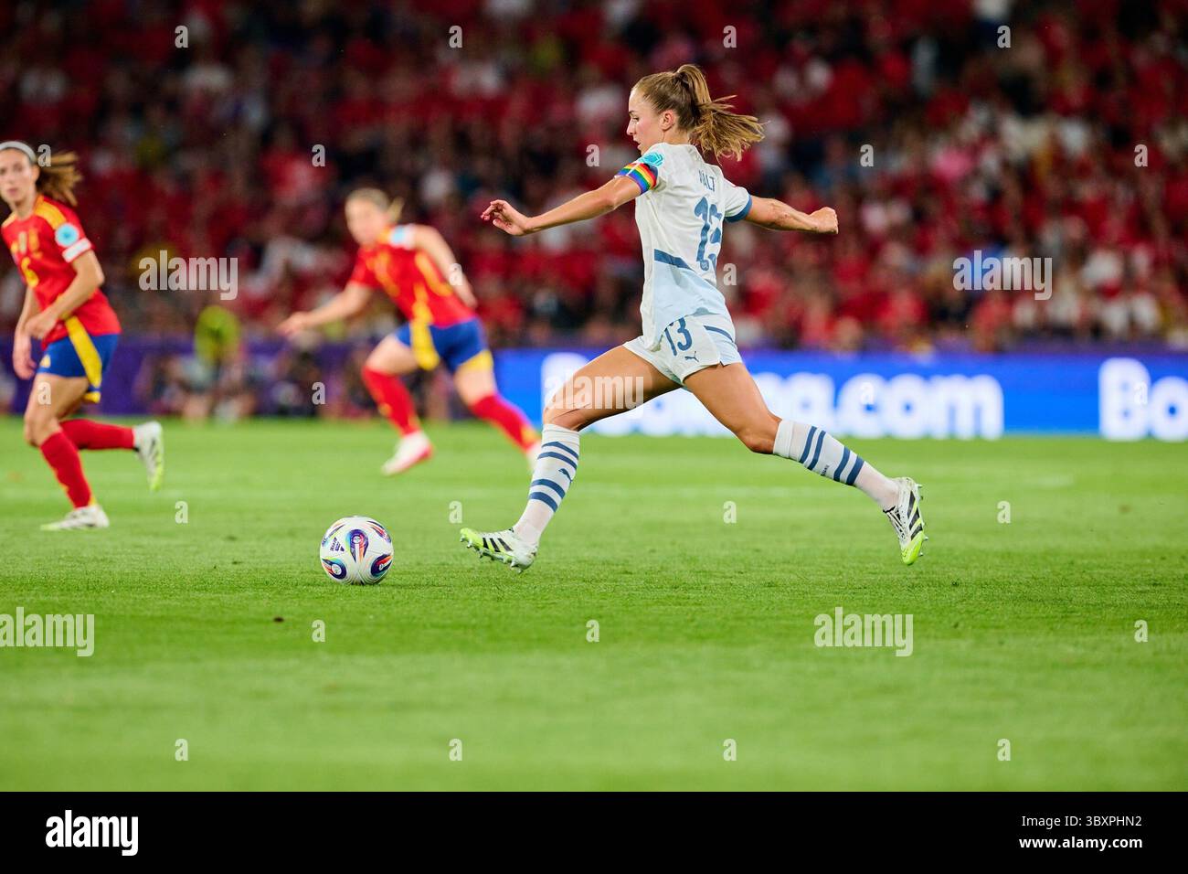 Catalina Coll (13; Spanien) mit Ball in Aktion - freisteller geeignet ...