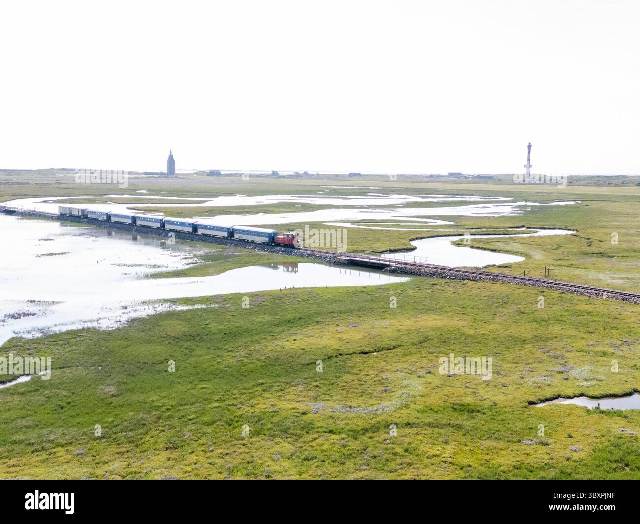 Reise - Wangerooge 2025 am 18.07.2025 Die Inselbahn fährt über die ...