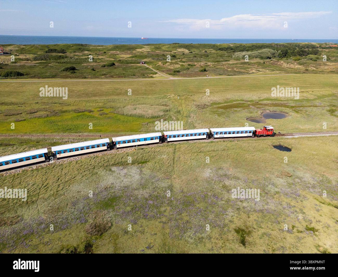 Reise - Wangerooge 2025 am 18.07.2025 Die Inselbahn fährt über die ...
